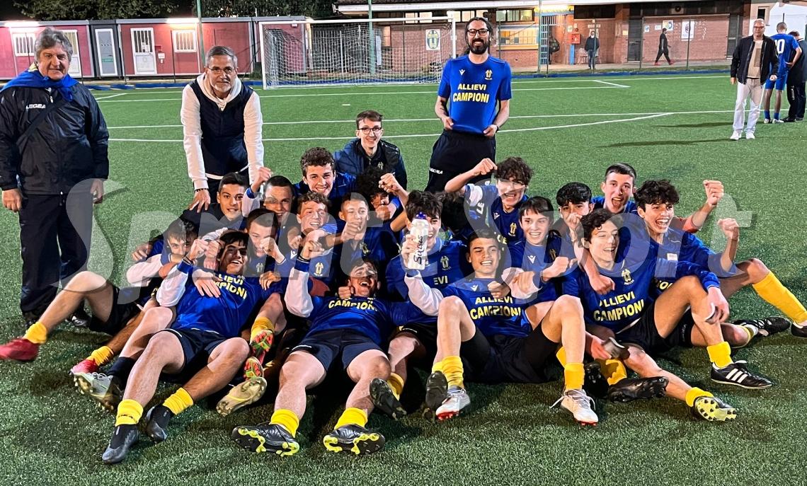 L'arbitro rinvia la festa di 45 minuti, ma il 14° successo manda alla ...