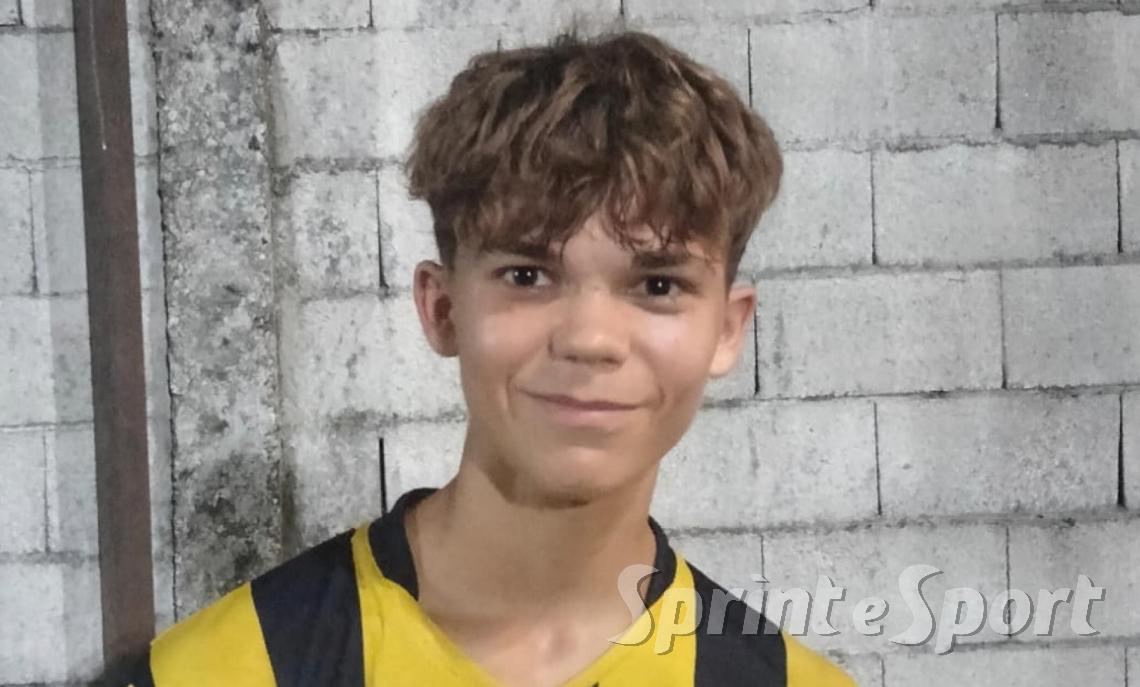 Un'espulsione revocata, poi la doppietta decisiva all'ultimo che vale ...