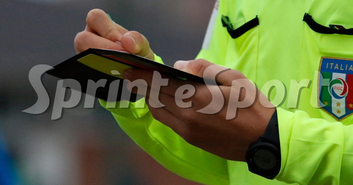 Risse ed espulsioni dopo presunti insulti razzisti: gara sospesa alla ...