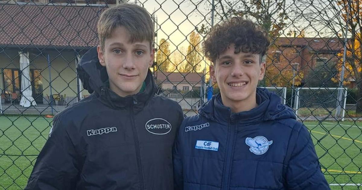 L'arbitro gli dà rigore, lui dice che il fallo non c'è: il gran gesto ...