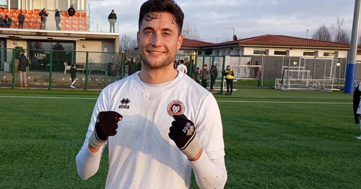 È un finale di fuoco! Il bomber ne fa due nello scontro diretto e salva ...