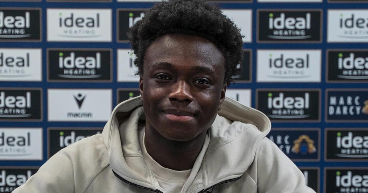 A soli 17 anni firma il suo primo contratto con il prestigioso club ...