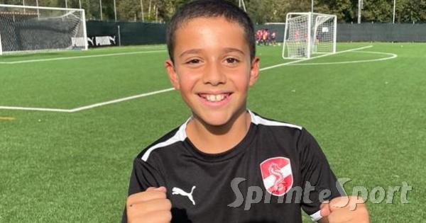 È il gol dell'anno! Segna da centrocampo mettendo la palla sotto l ...