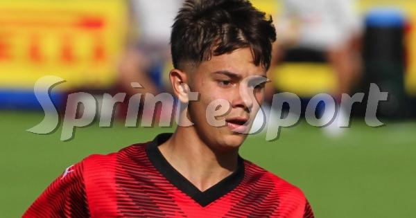 Il talento rossonero del futuro firma il suo primo contratto da Prof ...