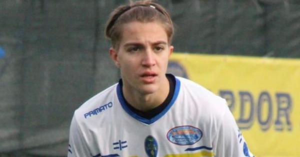 Segna una tripletta sensazionale nella partita più importante: a 16 ...