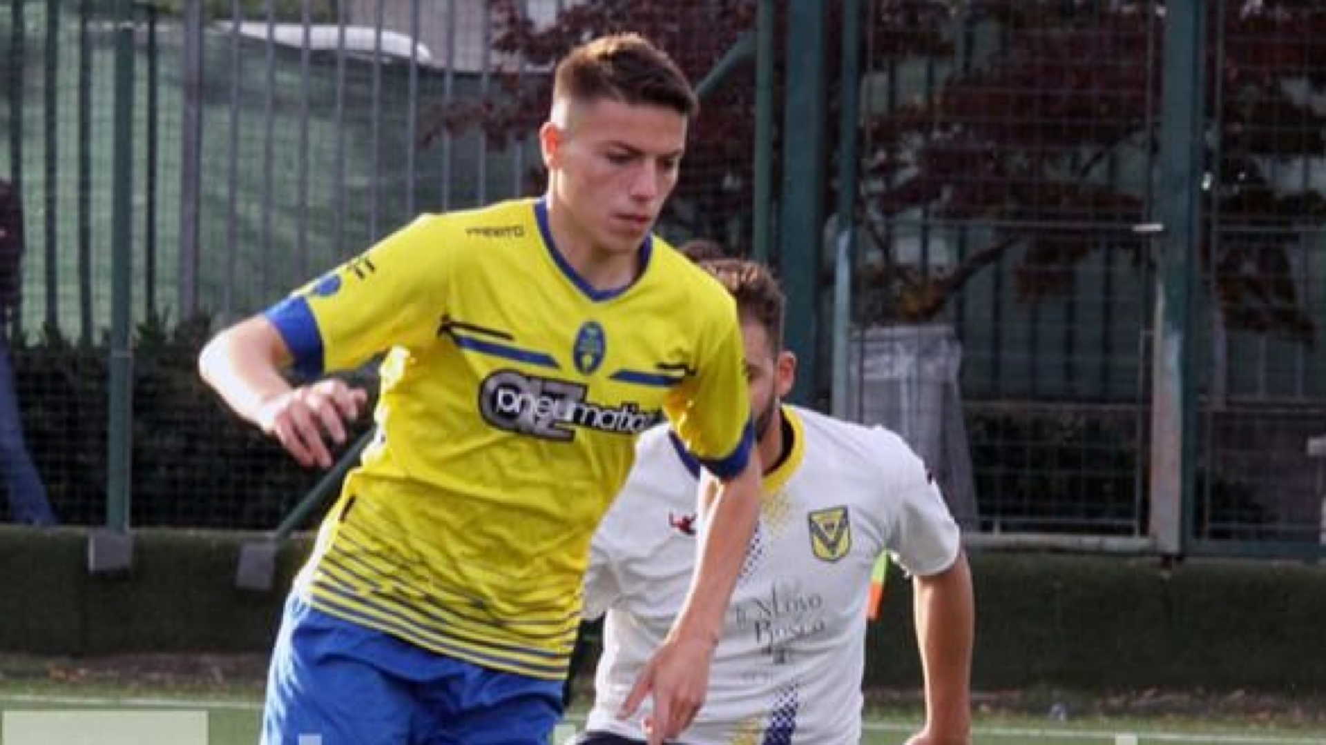 Dal campo di ghiaia al calcio che conta: a 19 anni rinnova con i grandi ...